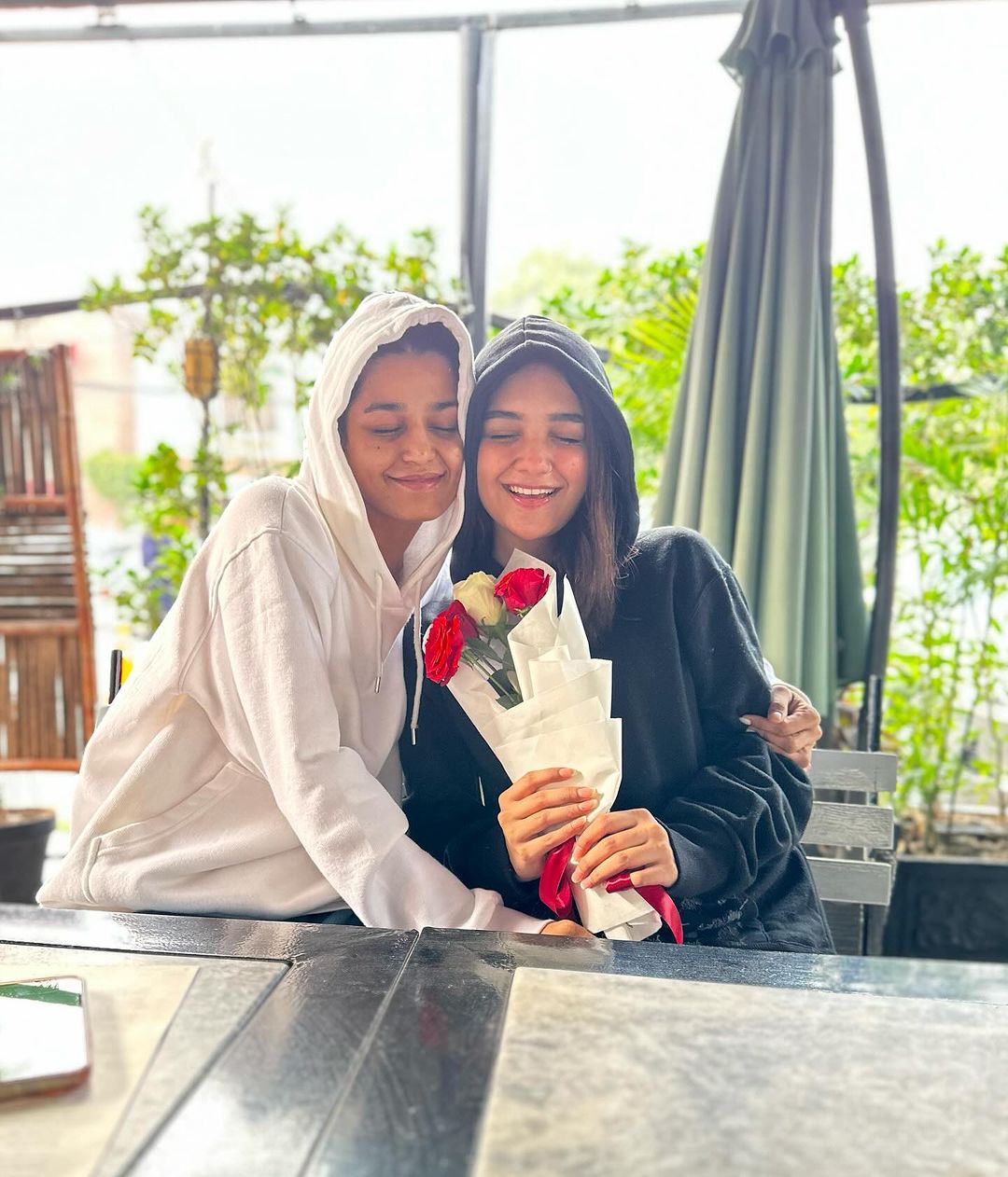 Romaisa Khan Celebrates Birthday With Loved Ones | Reviewit.pk