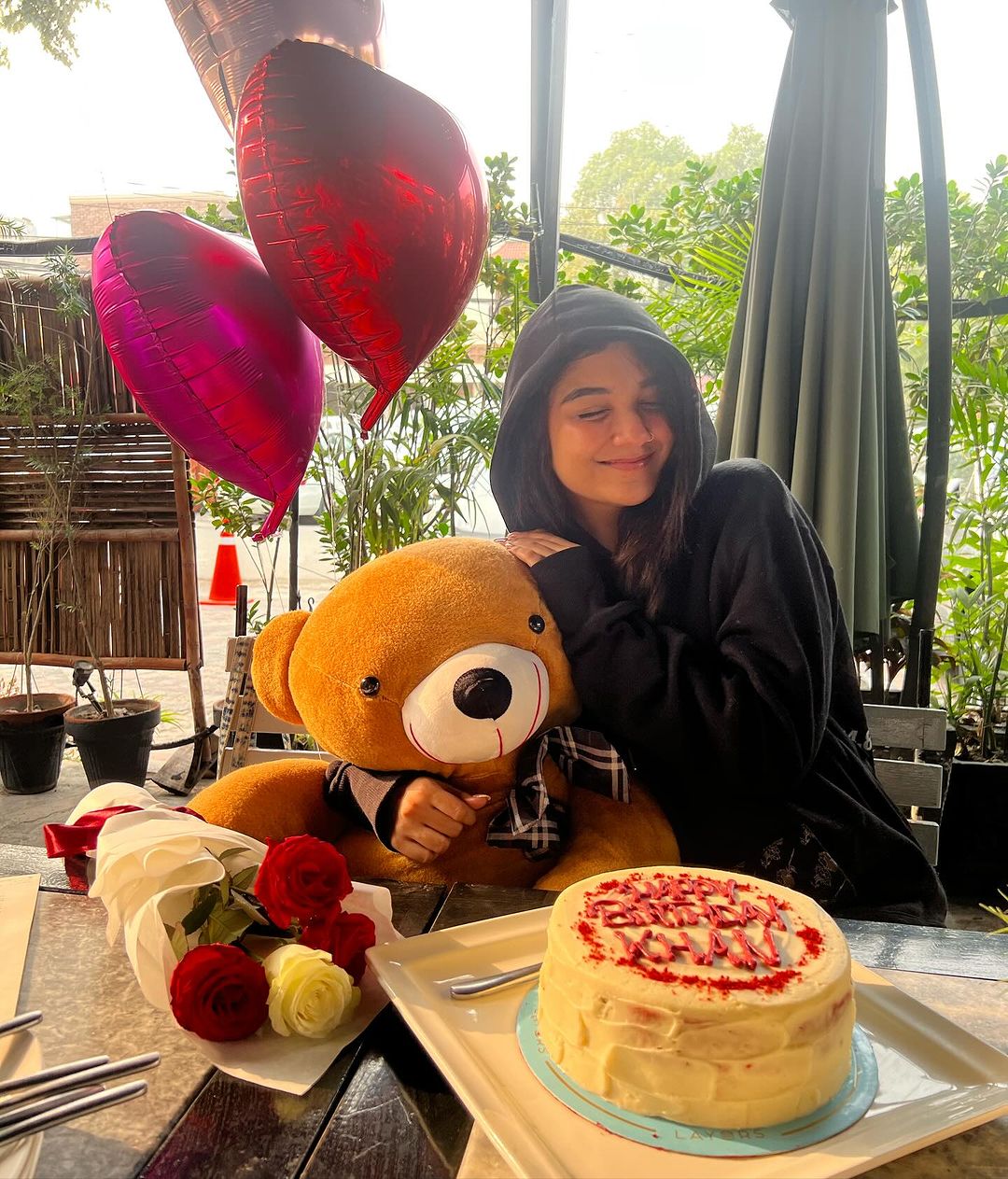 Romaisa Khan Celebrates Birthday With Loved Ones | Reviewit.pk