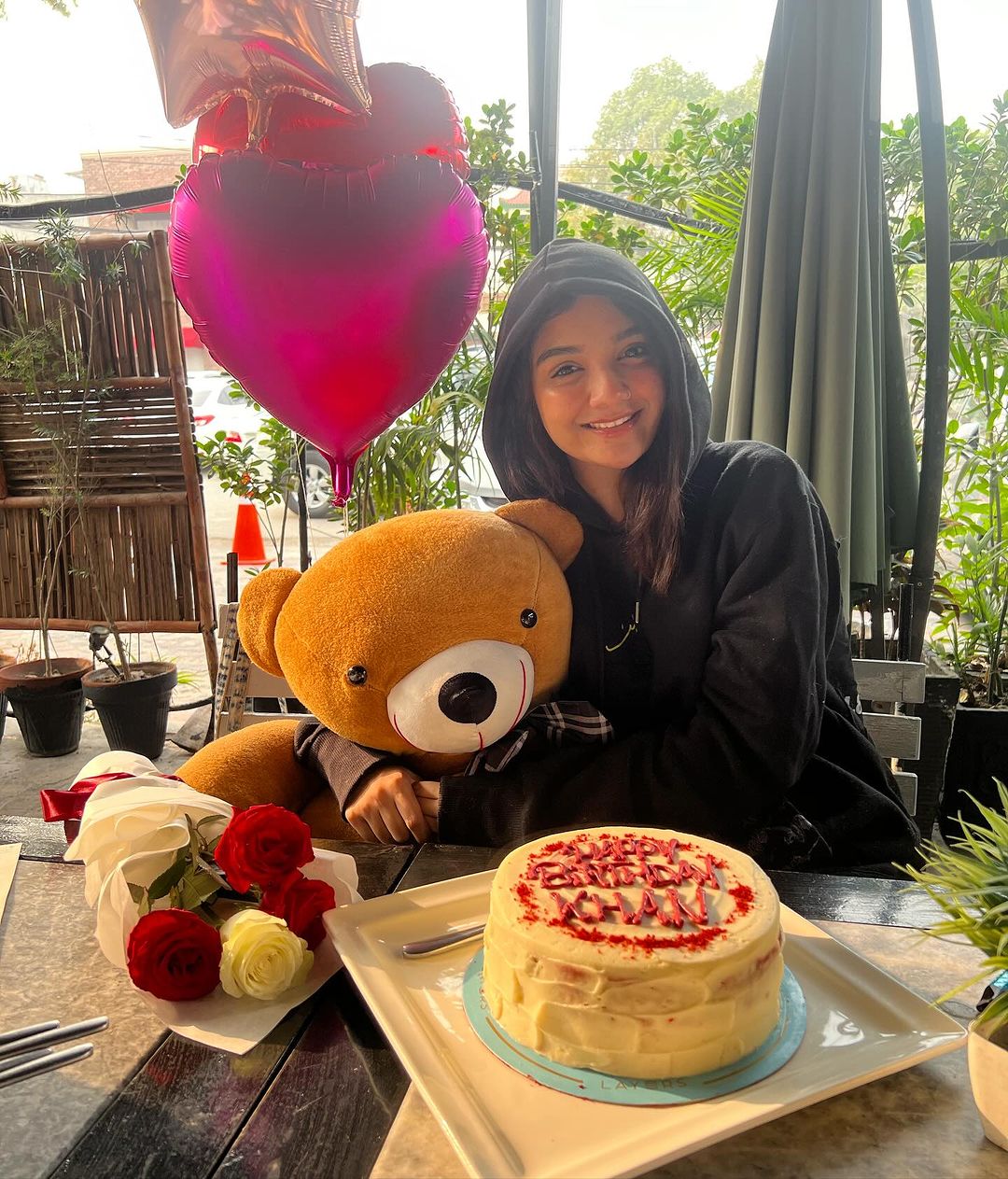 Romaisa Khan Celebrates Birthday With Loved Ones | Reviewit.pk