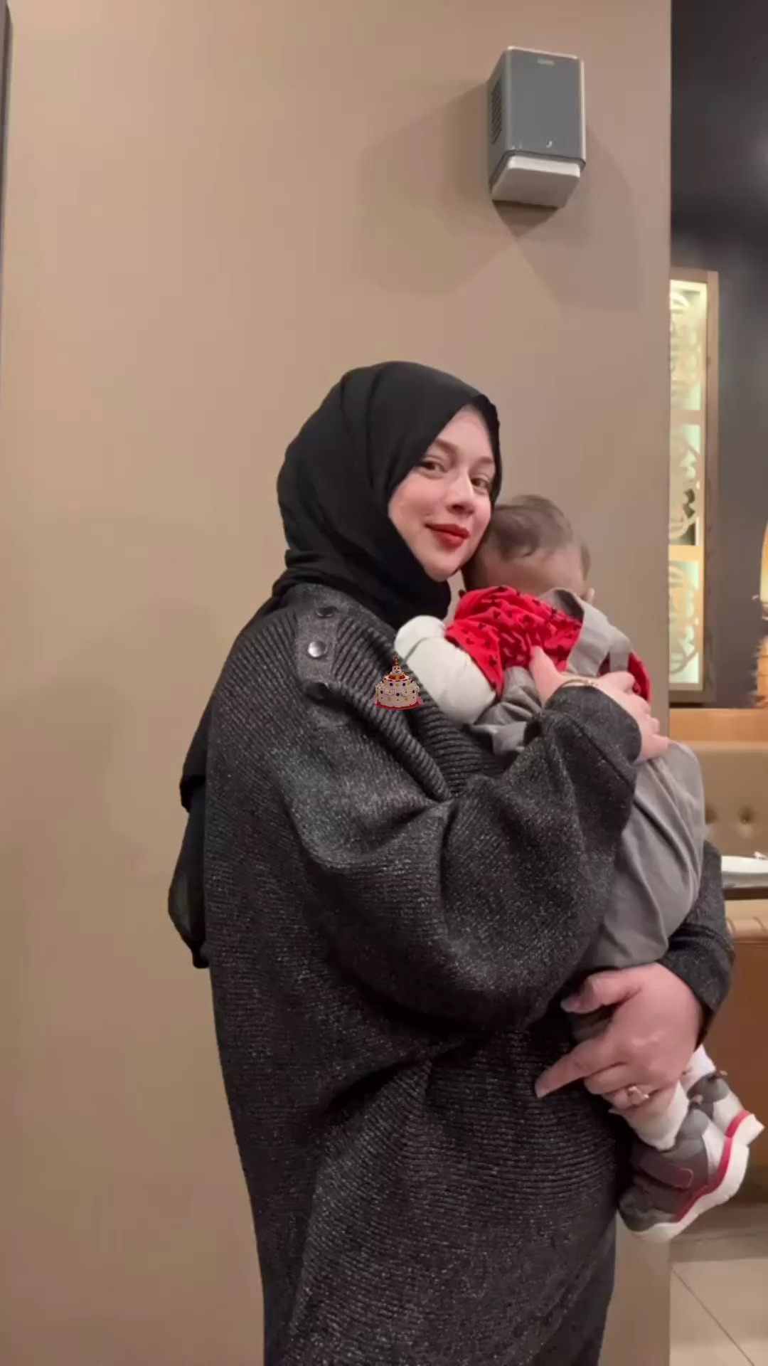 Sidra Batool Enjoys Her Birthday With Her Daughters | Reviewit.pk