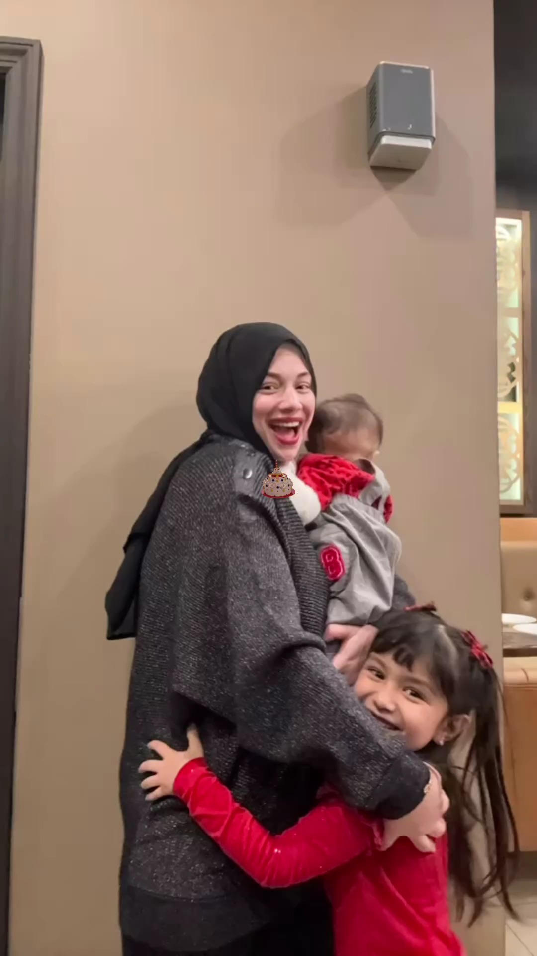 Sidra Batool Enjoys Her Birthday With Her Daughters | Reviewit.pk