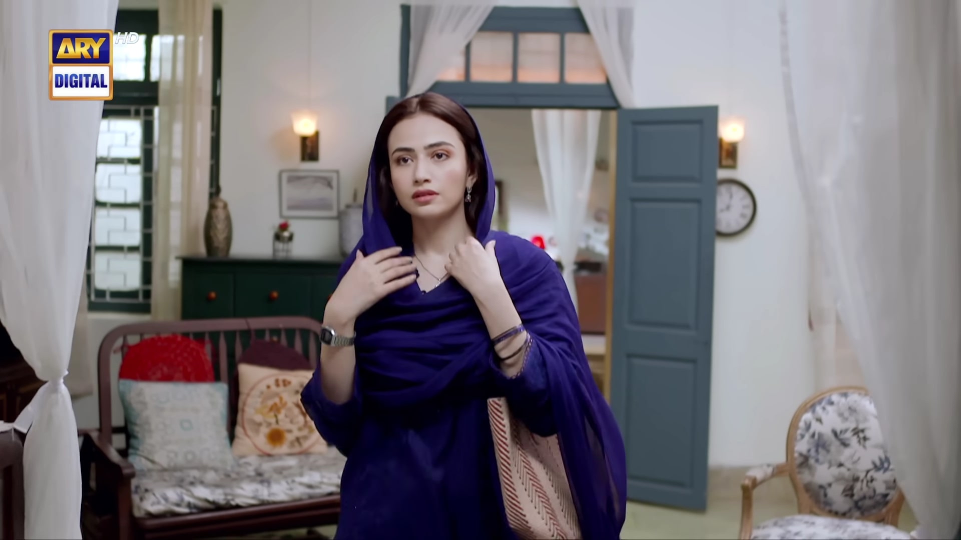 Sukoon Fans Beg Sana Javed To Change Her Dress | Reviewit.pk