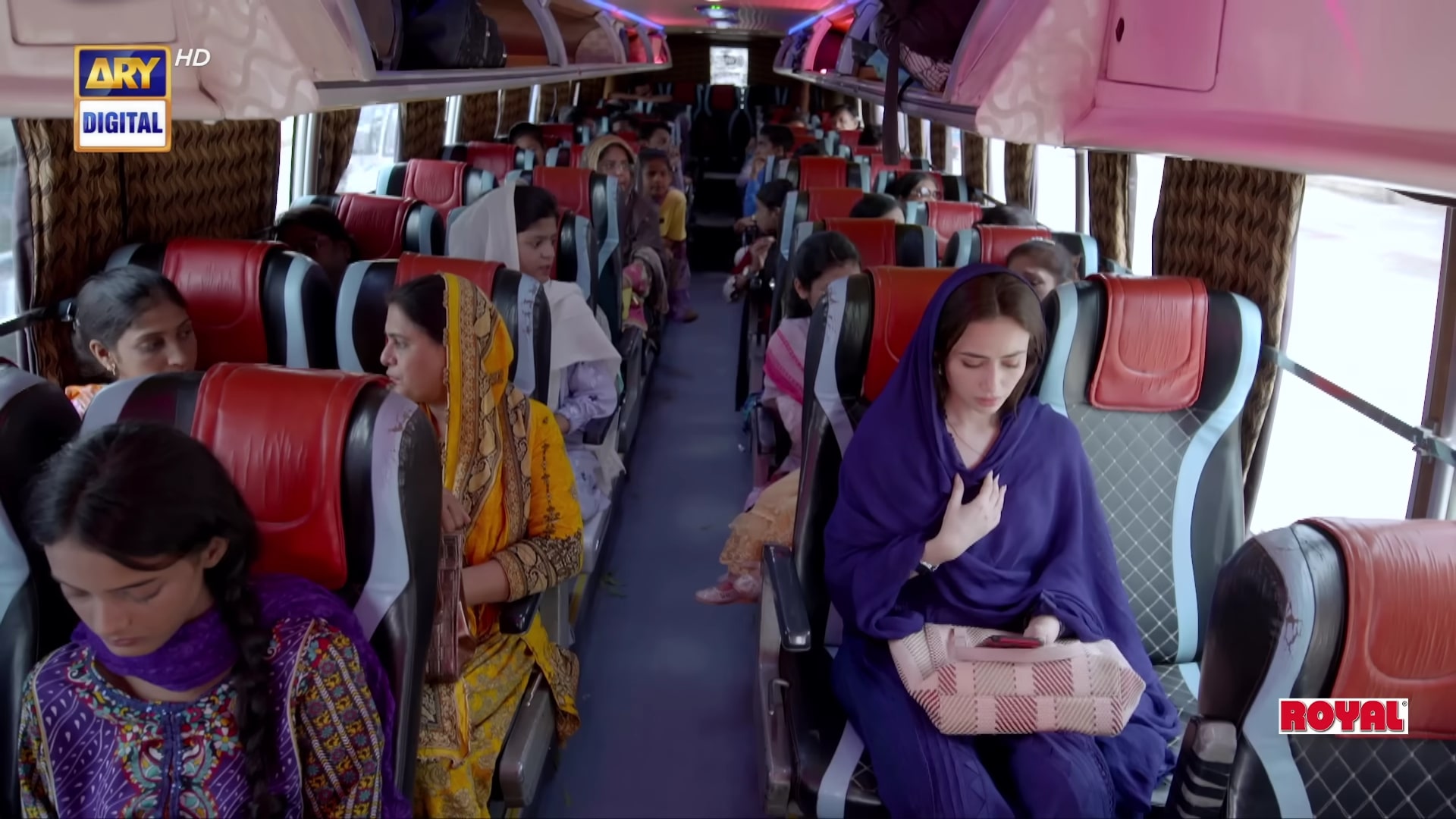 Sukoon Fans Beg Sana Javed To Change Her Dress | Reviewit.pk