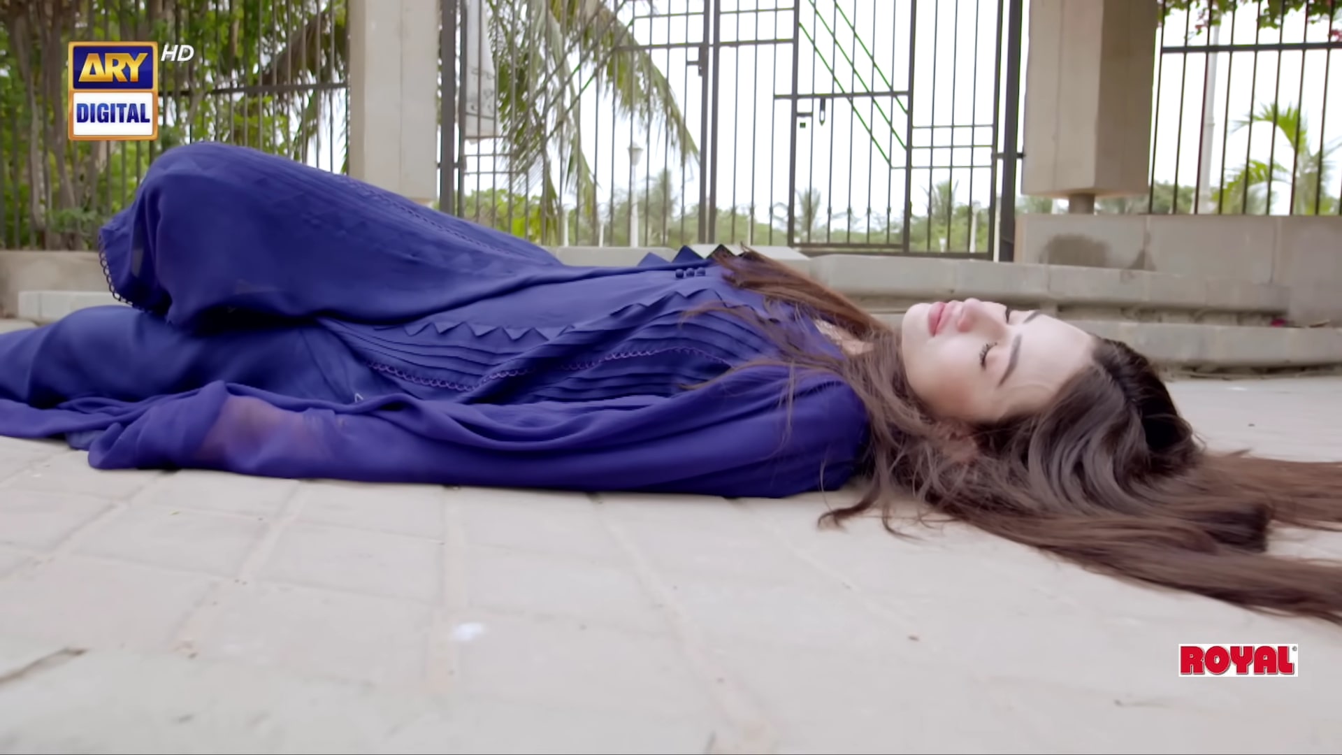 Sukoon Fans Beg Sana Javed To Change Her Dress | Reviewit.pk