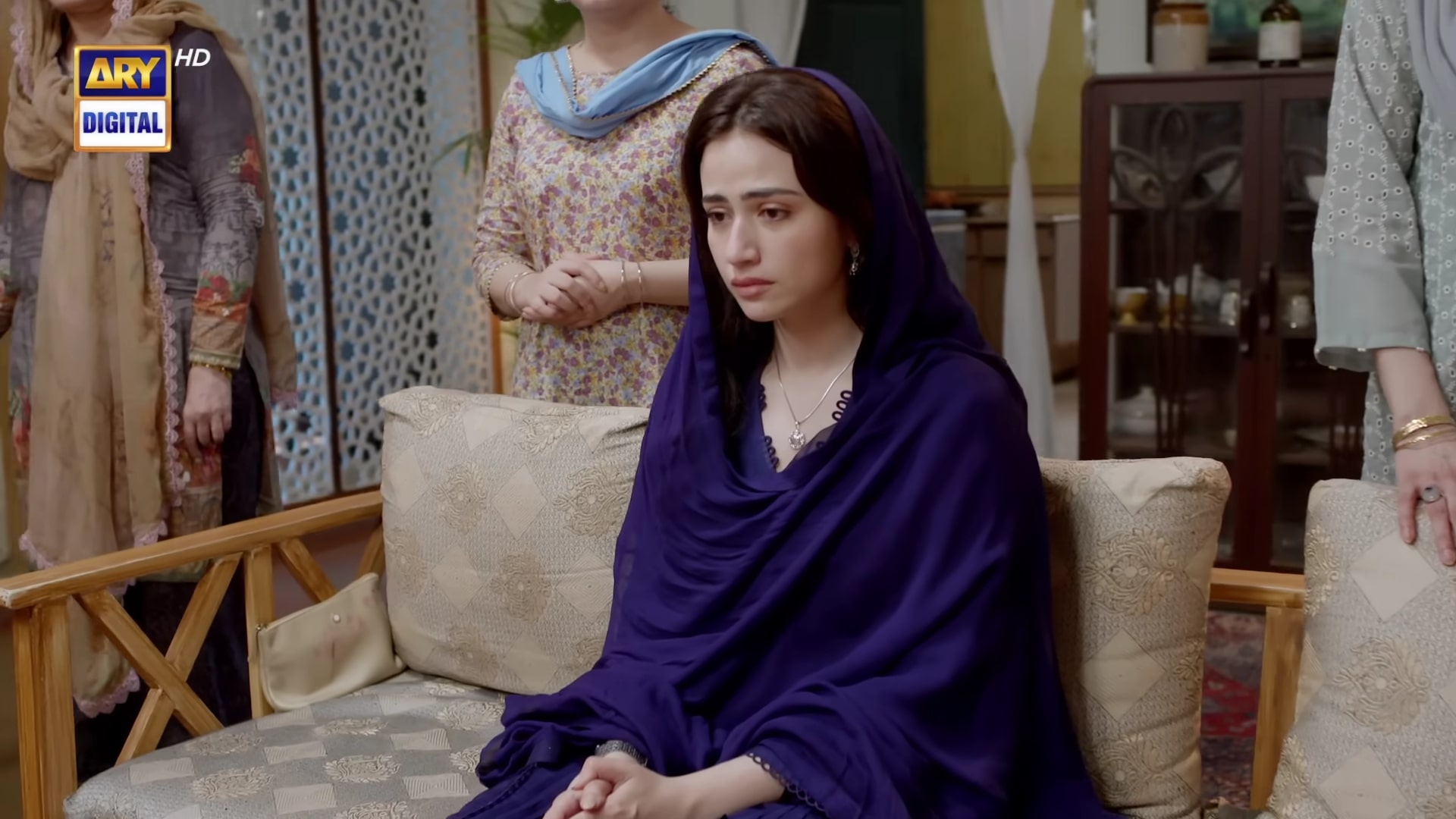 Sukoon Fans Beg Sana Javed To Change Her Dress | Reviewit.pk