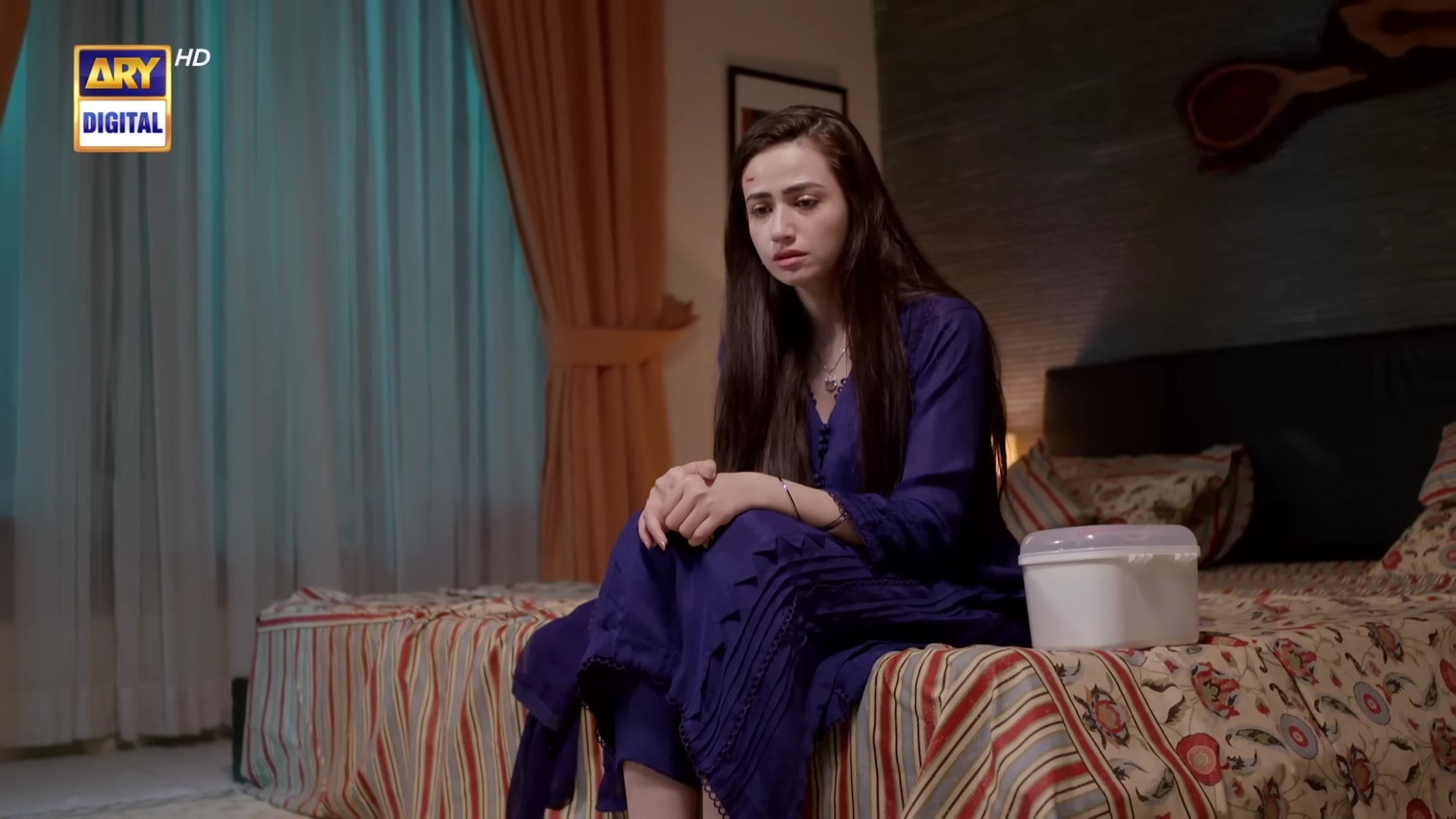 Sukoon Fans Beg Sana Javed To Change Her Dress | Reviewit.pk