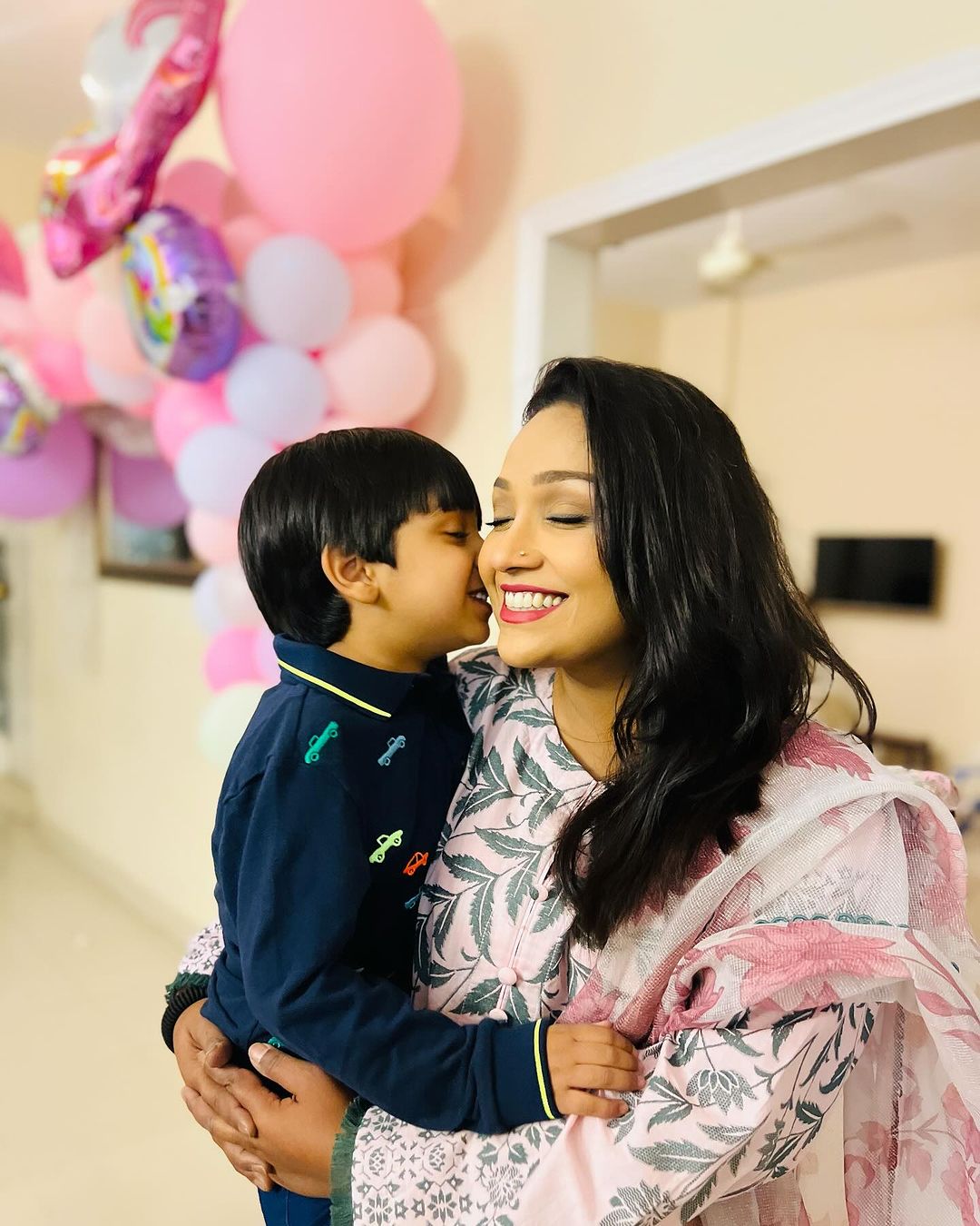 Uroosa Siddiqui's Beautiful Pictures With Son From A Birthday Party ...