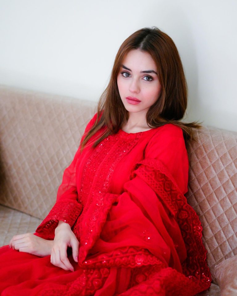 Wania Nadeem Reveals How Fiance Zuhab Khan Guides Her | Reviewit.pk