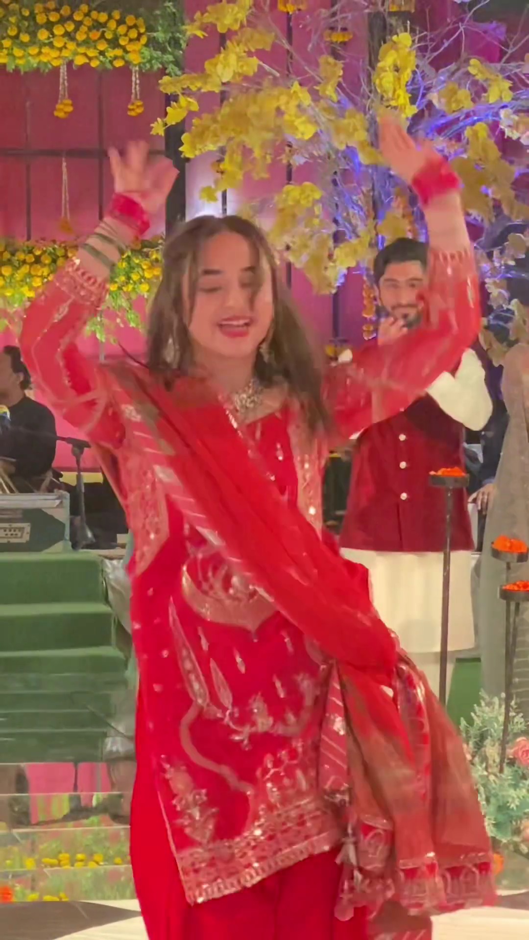 Yumna Zaidi's Wedding Dance Goes Viral | Reviewit.pk