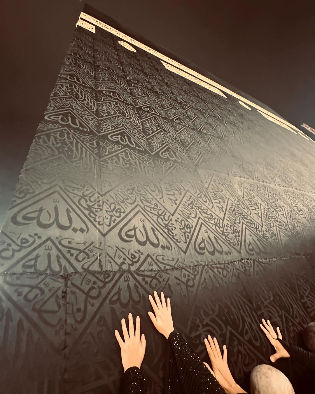 Indian Actress Hina Khan's Miraculous Story Regarding Roza E Rasool (S ...