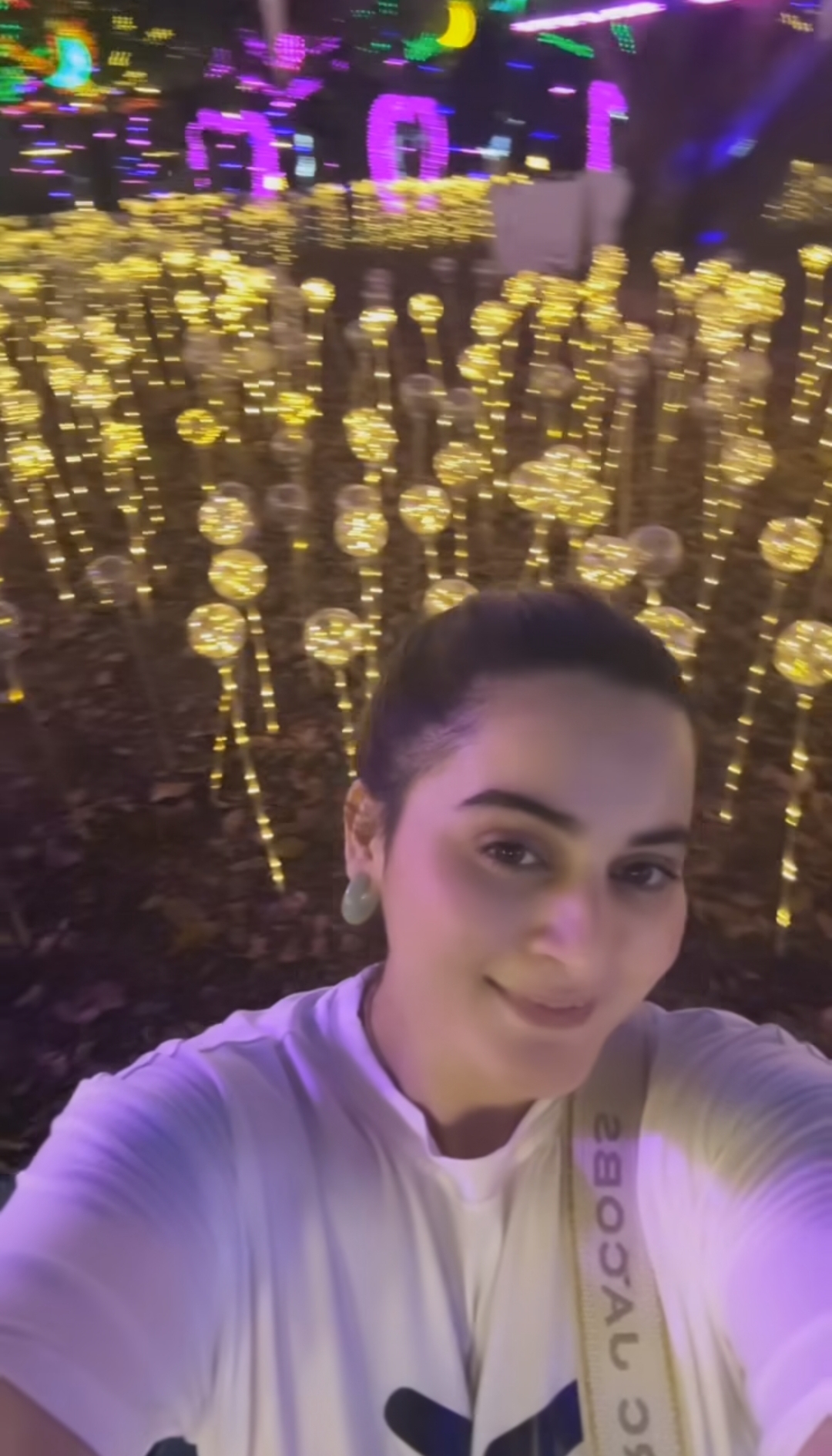Aiman Khan Shares New Reel From Malaysia | Reviewit.pk
