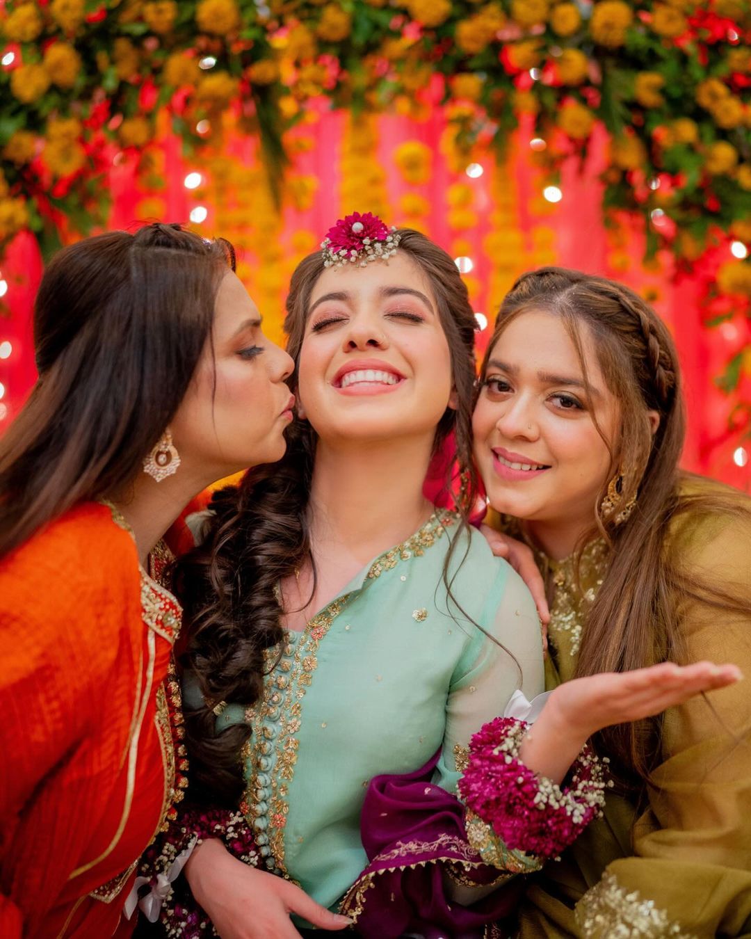 Arisha Razi Shares Family Pictures From Dholki Event | Reviewit.pk