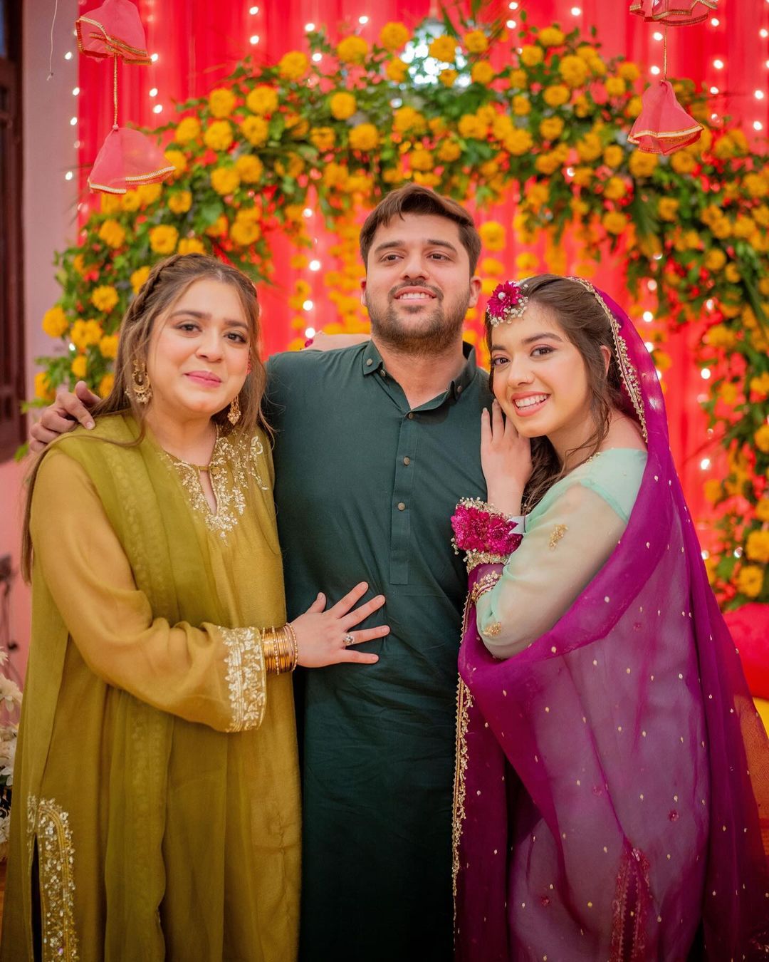 Arisha Razi Shares Family Pictures From Dholki Event | Reviewit.pk