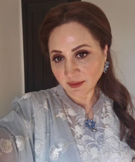 Asma Abbas On Cosmetic Surgery And Designer Dresses | Reviewit.pk