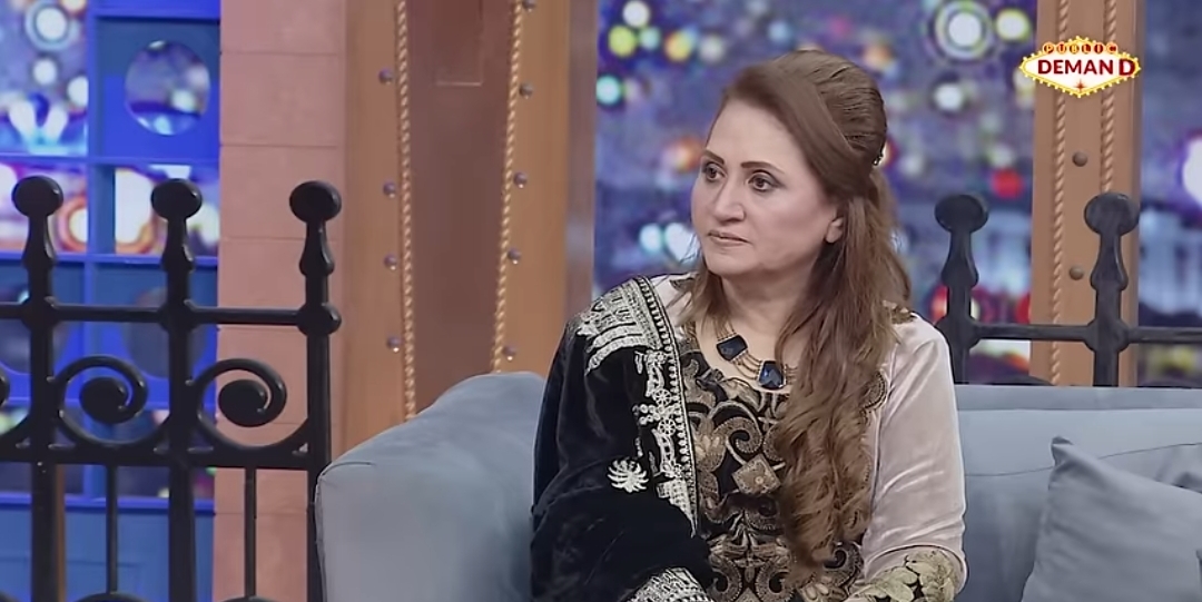 Asma Abbas On Cosmetic Surgery And Designer Dresses | Reviewit.pk
