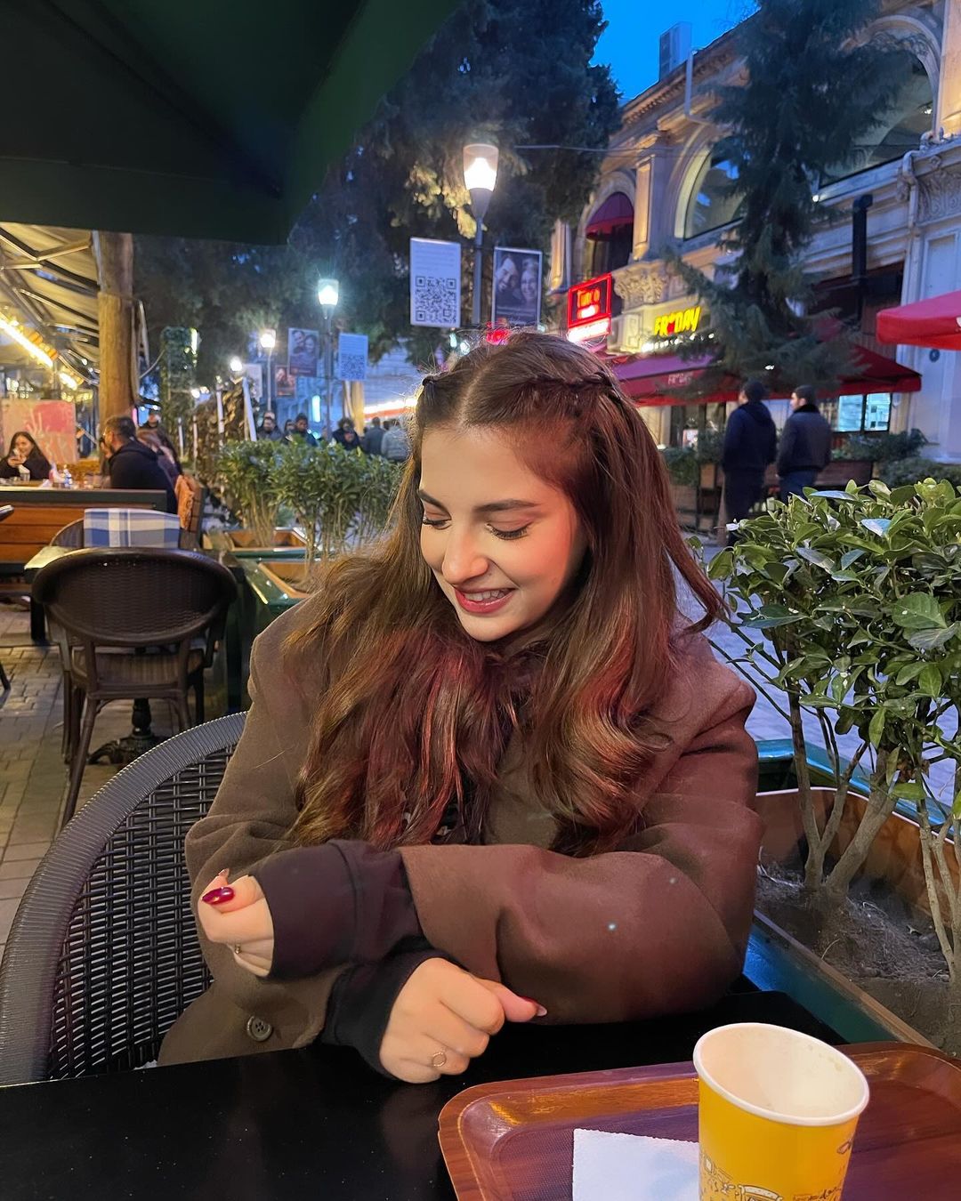 Dananeer Mobeen's New Adorable Clicks From Baku Vacation | Reviewit.pk