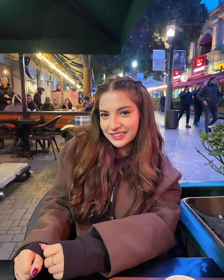 Dananeer Mobeen's New Adorable Clicks From Baku Vacation | Reviewit.pk