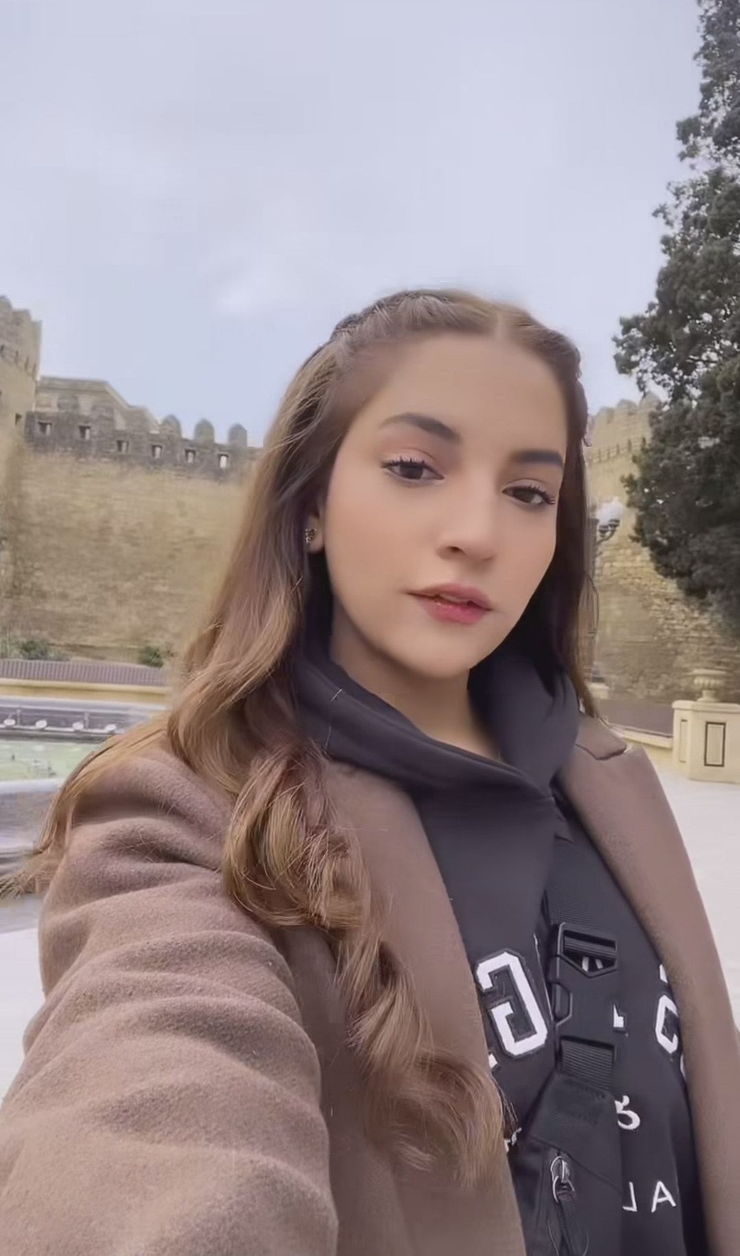 Dananeer Mobeen's New Adorable Clicks From Baku Vacation | Reviewit.pk
