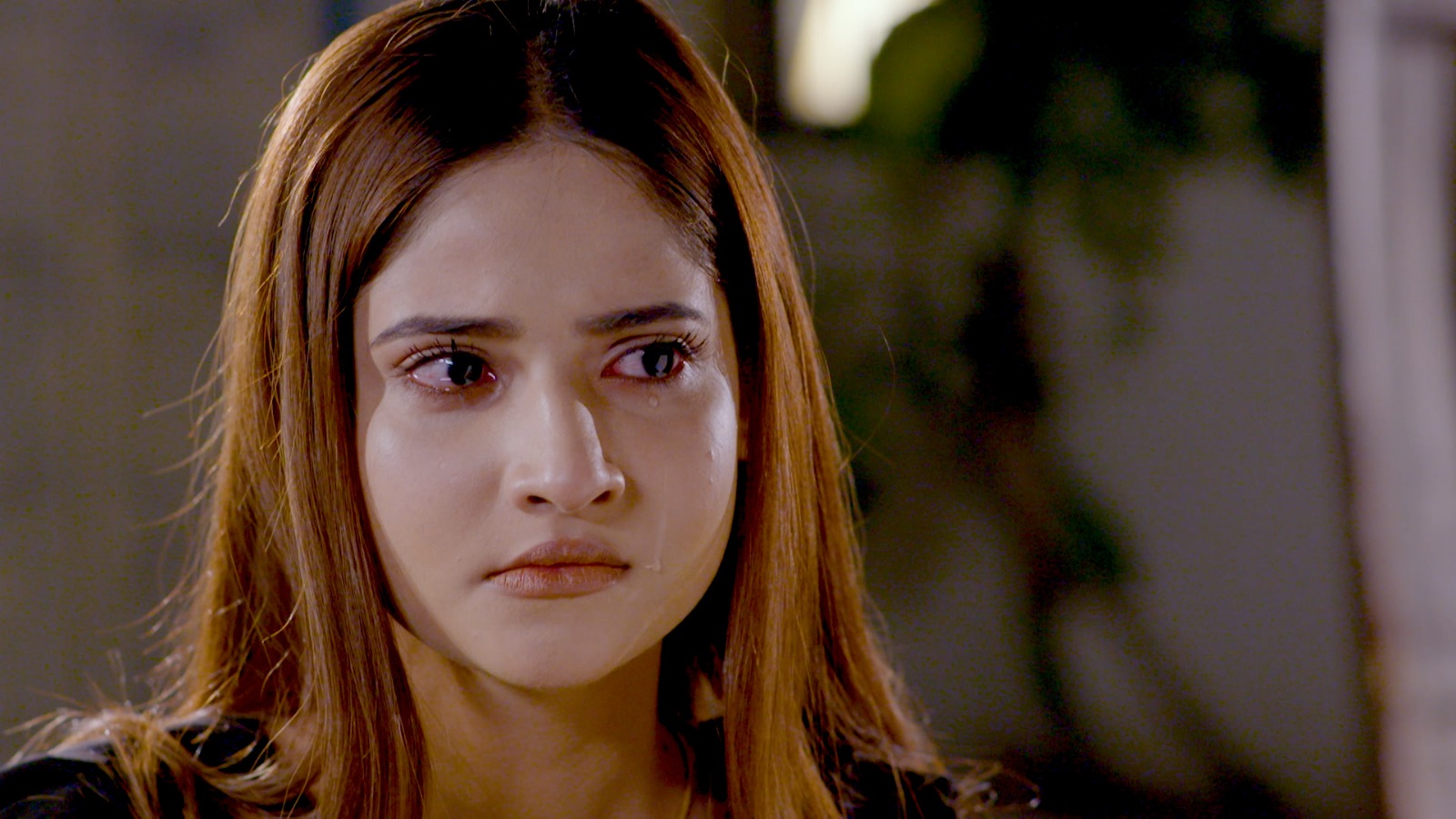 Unveiling the Heart-Wrenching Tale: "Kharee Sar-e-Bazaar" by MUN TV Pakistan | Reviewit.pk