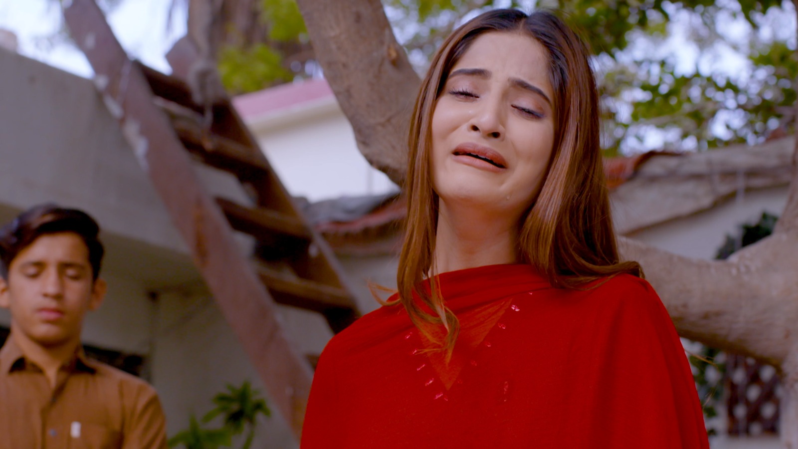 Unveiling the Heart-Wrenching Tale: "Kharee Sar-e-Bazaar" by MUN TV Pakistan | Reviewit.pk