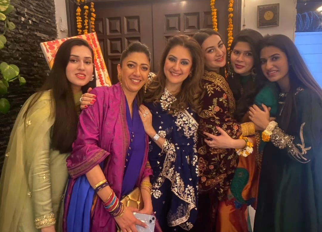 Adorable Family Pictures of Nauman Ijaz | Reviewit.pk