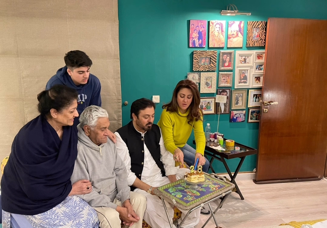 Adorable Family Pictures of Nauman Ijaz | Reviewit.pk