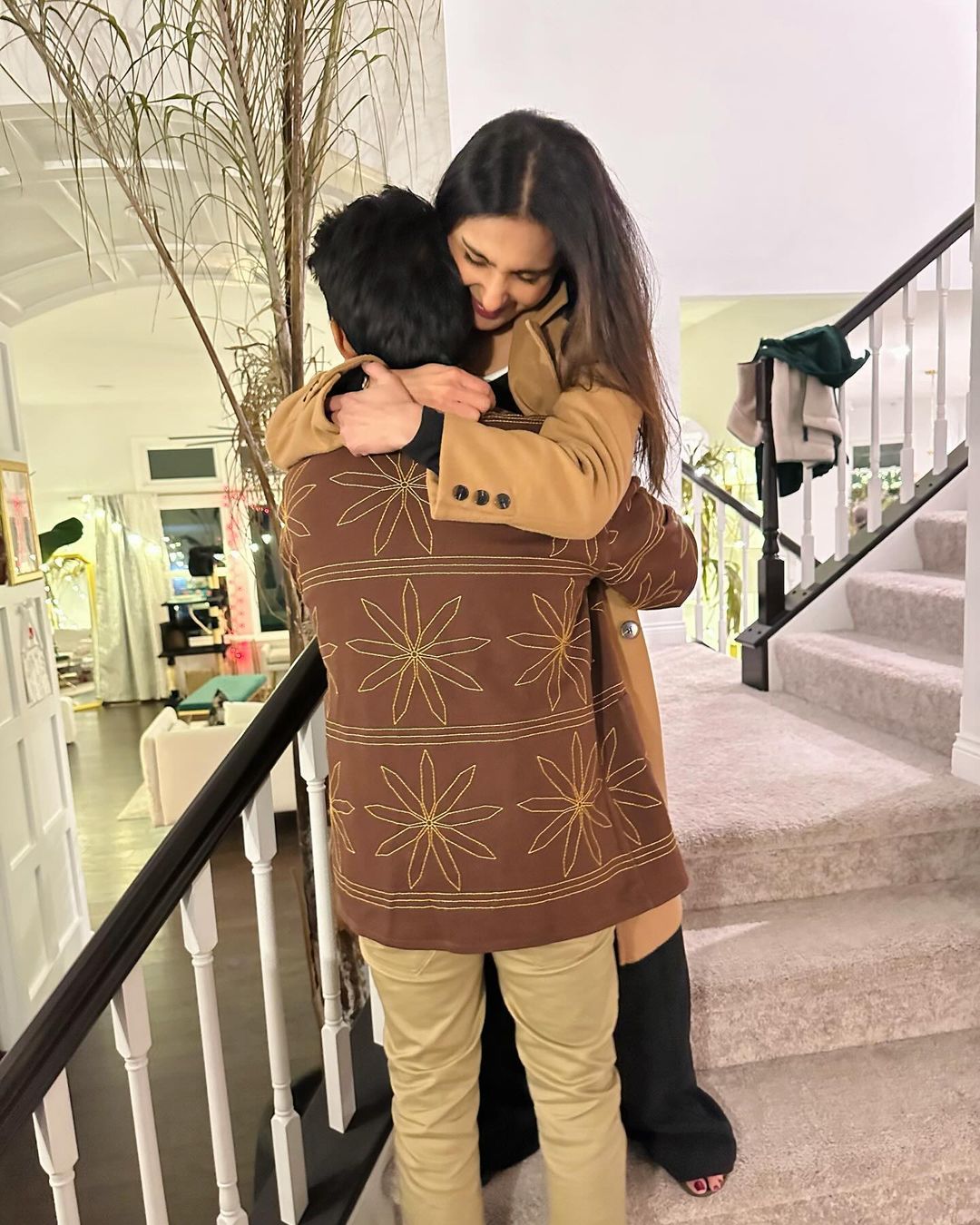 Sadia Ghaffar Shares Latest Adorable Family Clicks | Reviewit.pk