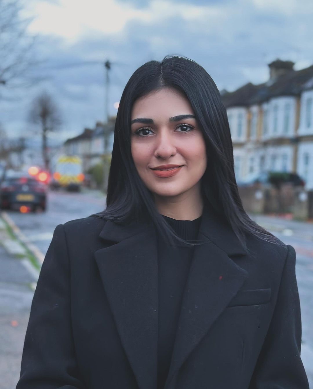 Sarah Khan New Family Clicks From UK | Reviewit.pk