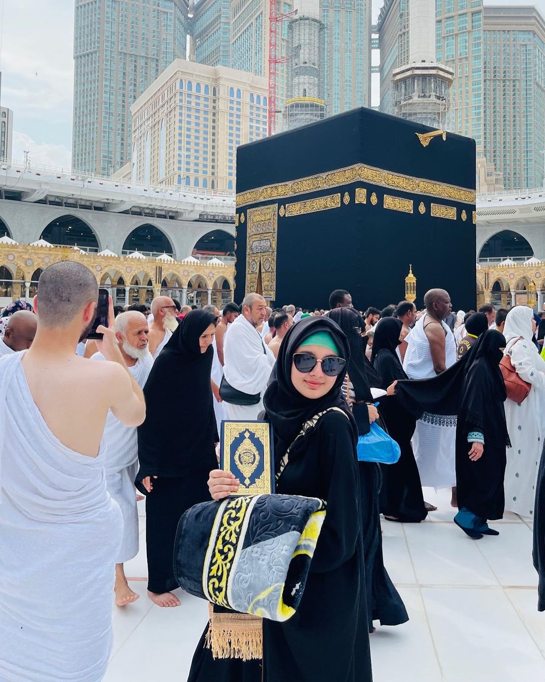 Hum Tum Famed Anoosheh Rania Performs Umrah | Reviewit.pk