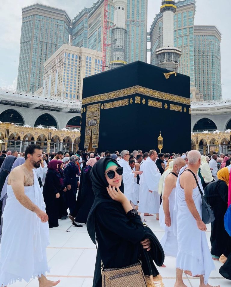 Hum Tum Famed Anoosheh Rania Performs Umrah | Reviewit.pk