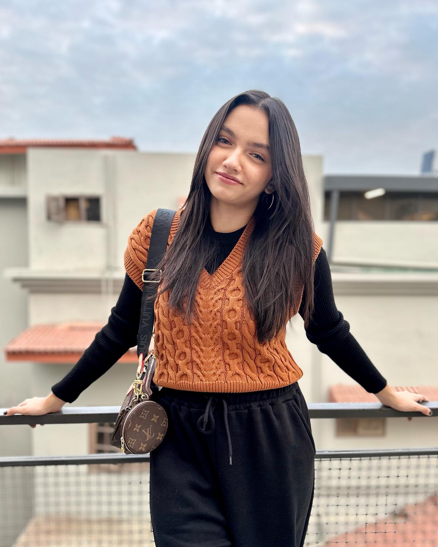 Who Handles Aina Asif's Money | Reviewit.pk