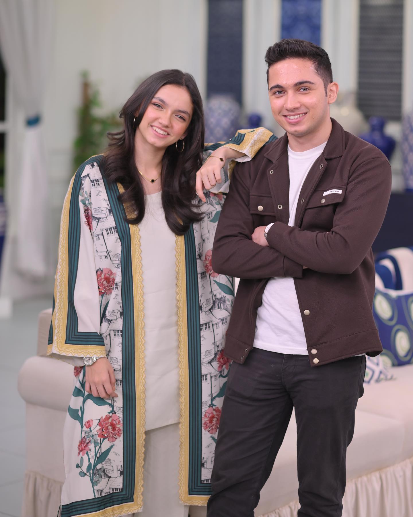 Who Handles Aina Asif's Money | Reviewit.pk