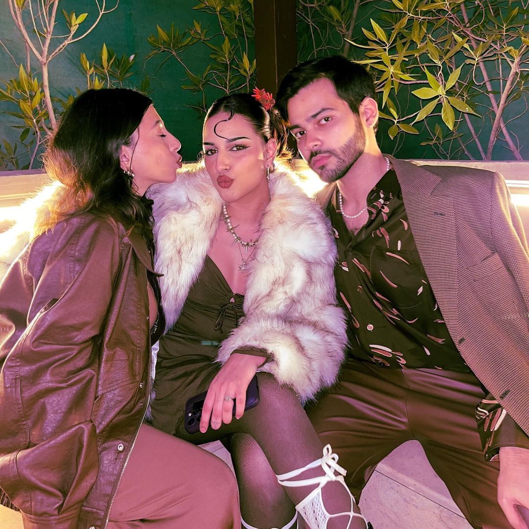 Anzela Abbasi Celebrates Her 26th Birthday | Reviewit.pk