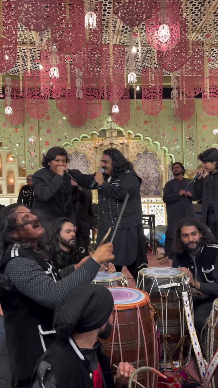 People Applaud Arif Lohar's Beautiful Relatonship With His Sons ...