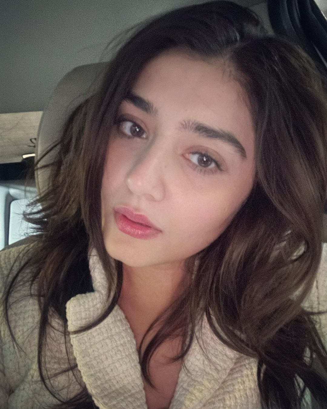 Ishq Murshid's Durefishan Saleem Shares Unseen Pictures | Reviewit.pk