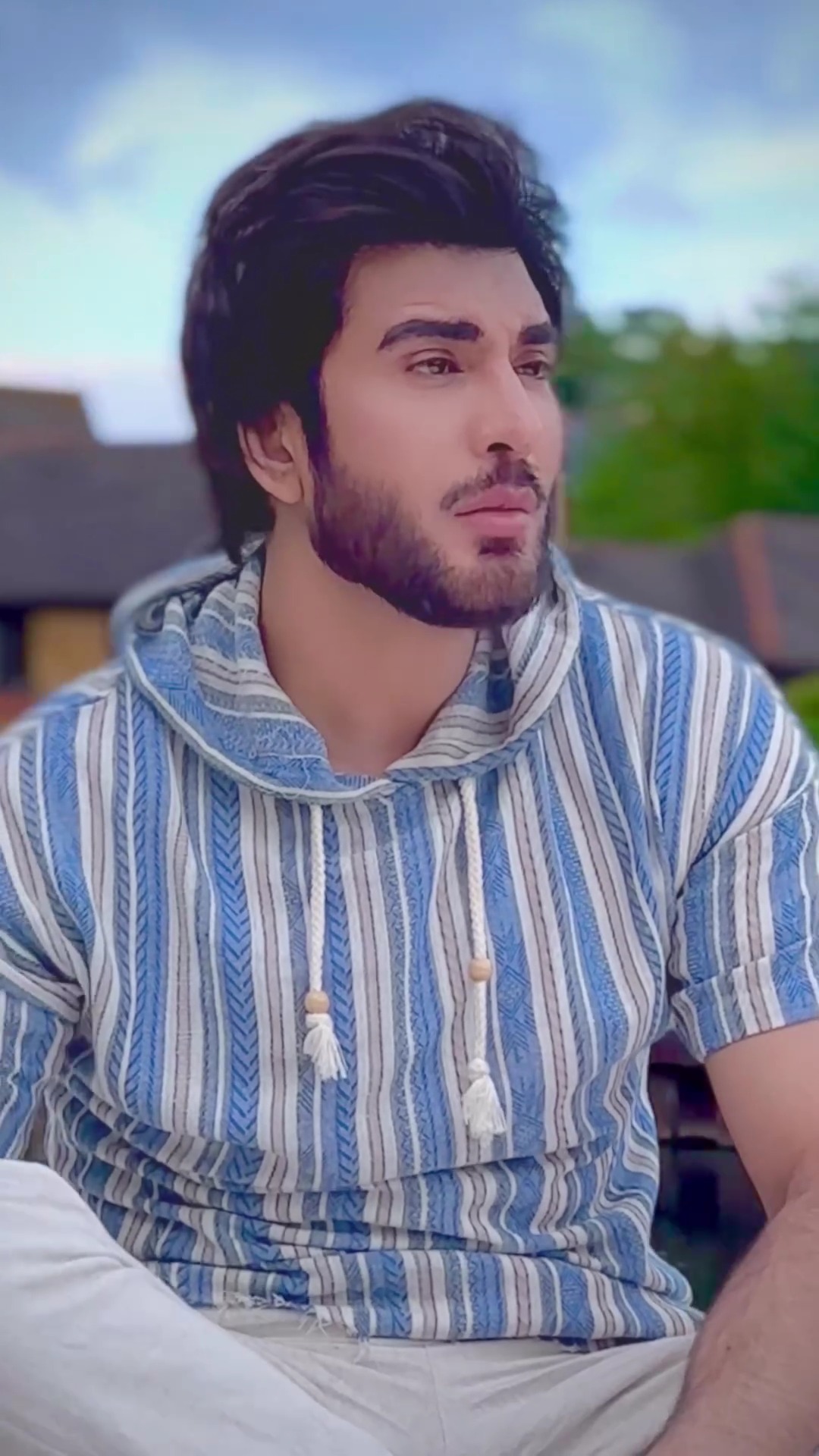 Imran Abbas Shows His Singing Skills To The World | Reviewit.pk