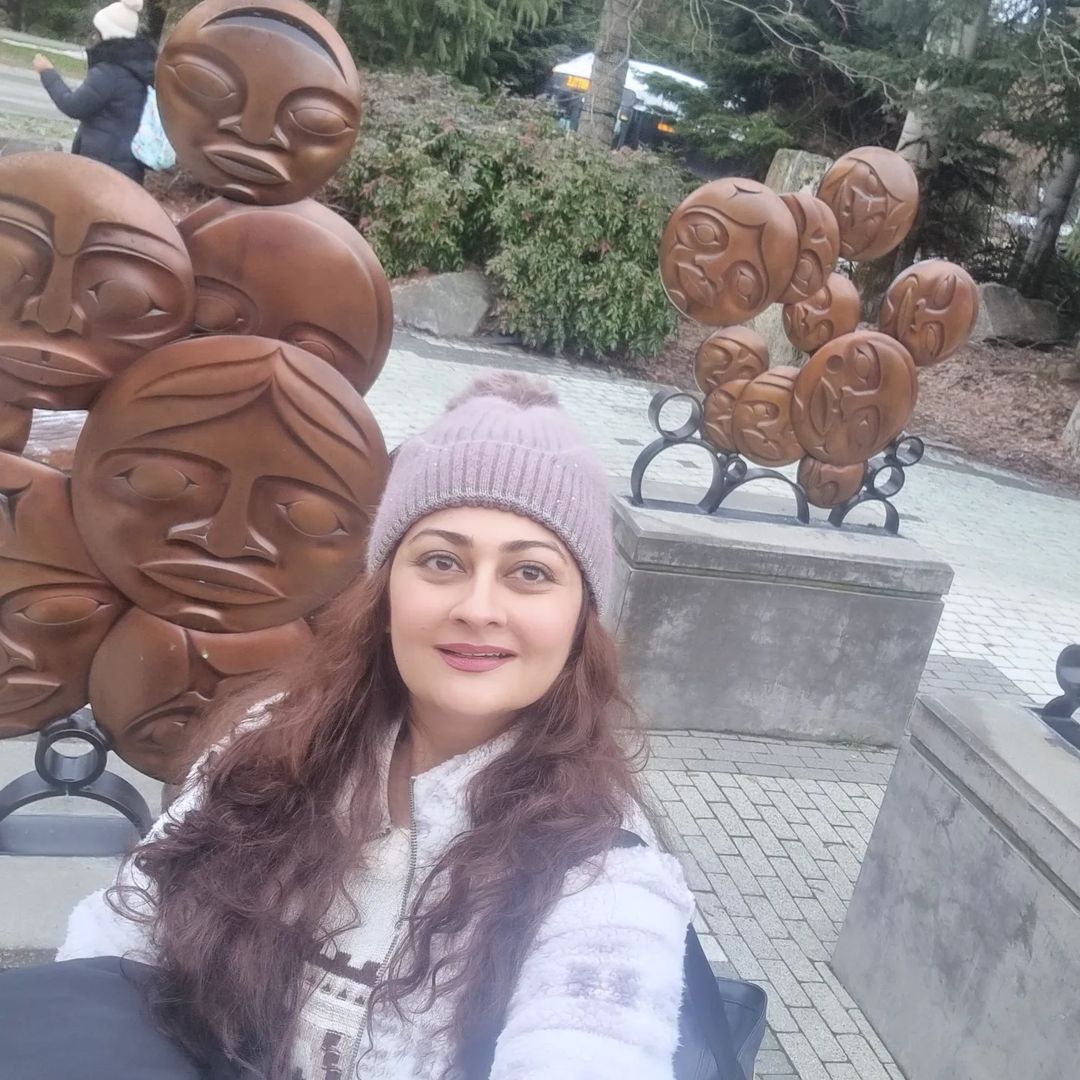 Actress Jana Malik Shares Pictures From Canada | Reviewit.pk