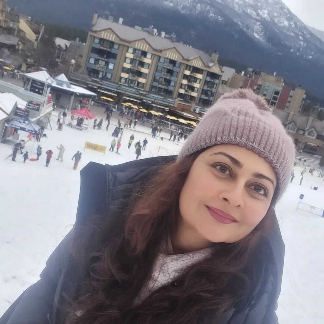Actress Jana Malik Shares Pictures From Canada | Reviewit.pk