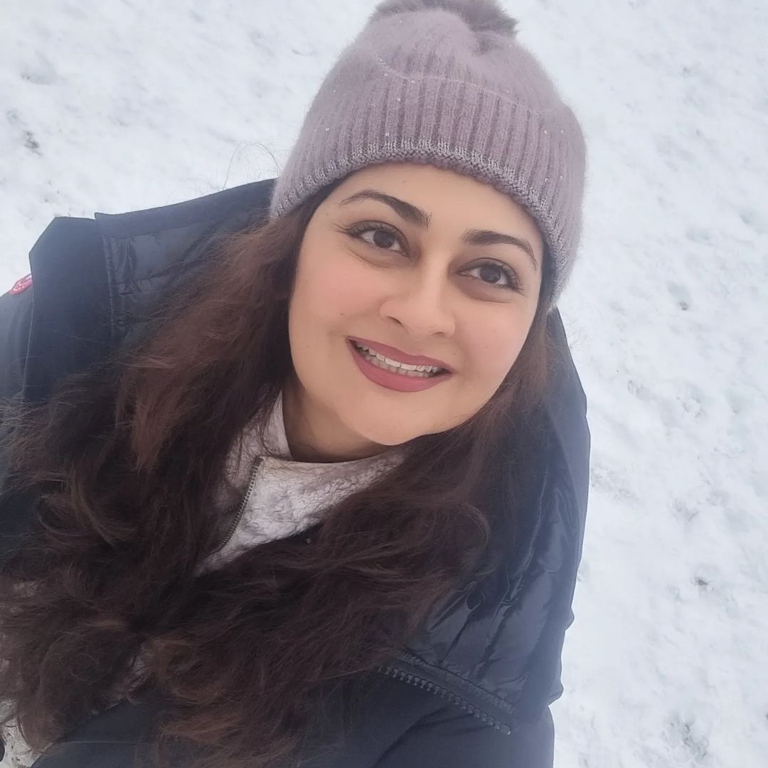Actress Jana Malik Shares Pictures From Canada | Reviewit.pk