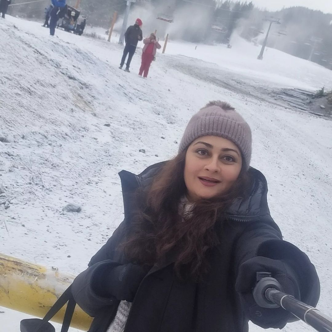 Actress Jana Malik Shares Pictures From Canada | Reviewit.pk