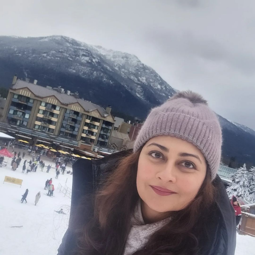 Actress Jana Malik Shares Pictures From Canada | Reviewit.pk