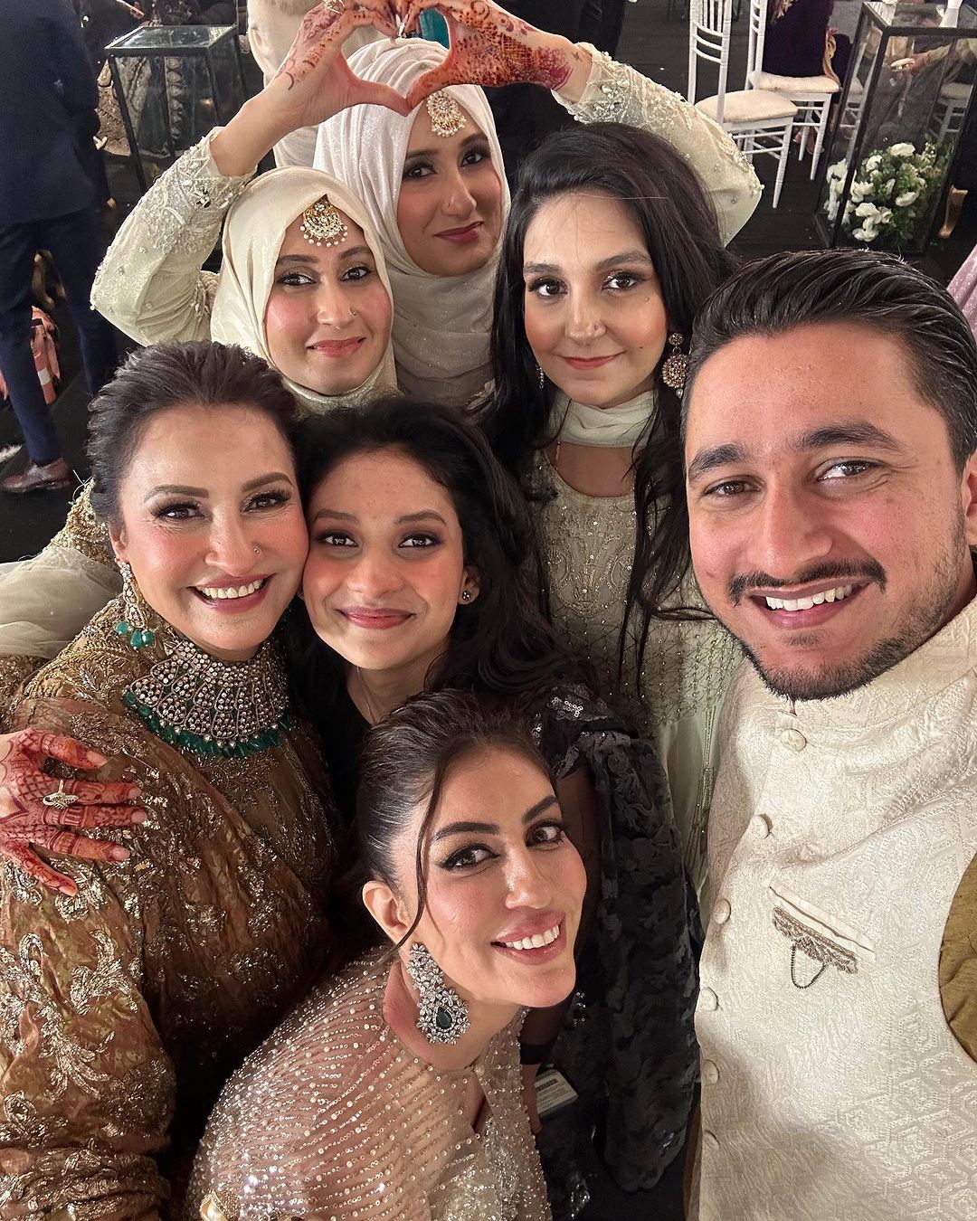 Saba Faisal Thanks Her Family For Taking Part In Arsalan's Wedding | Reviewit.pk