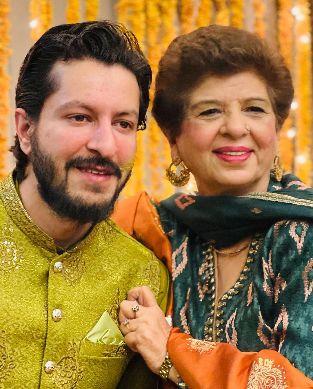 Saba Faisal Thanks Her Family For Taking Part In Arsalan's Wedding | Reviewit.pk