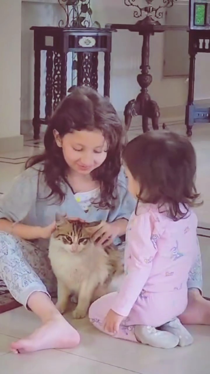 Shahroz Sabzwari Shares Cutest Video Of Daughters Nooreh And Zahra ...