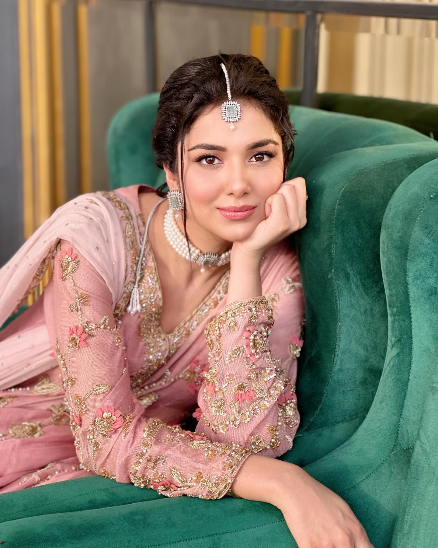 Tuba Anwar Reveals People Fall In Love With Her Eyes | Reviewit.pk