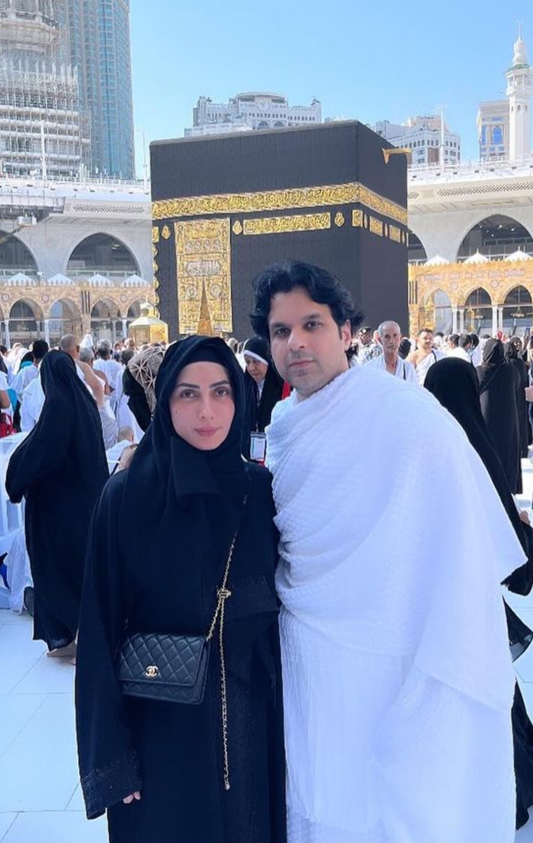 Actress Uzma Khan's Umrah Pictures With Husband | Reviewit.pk
