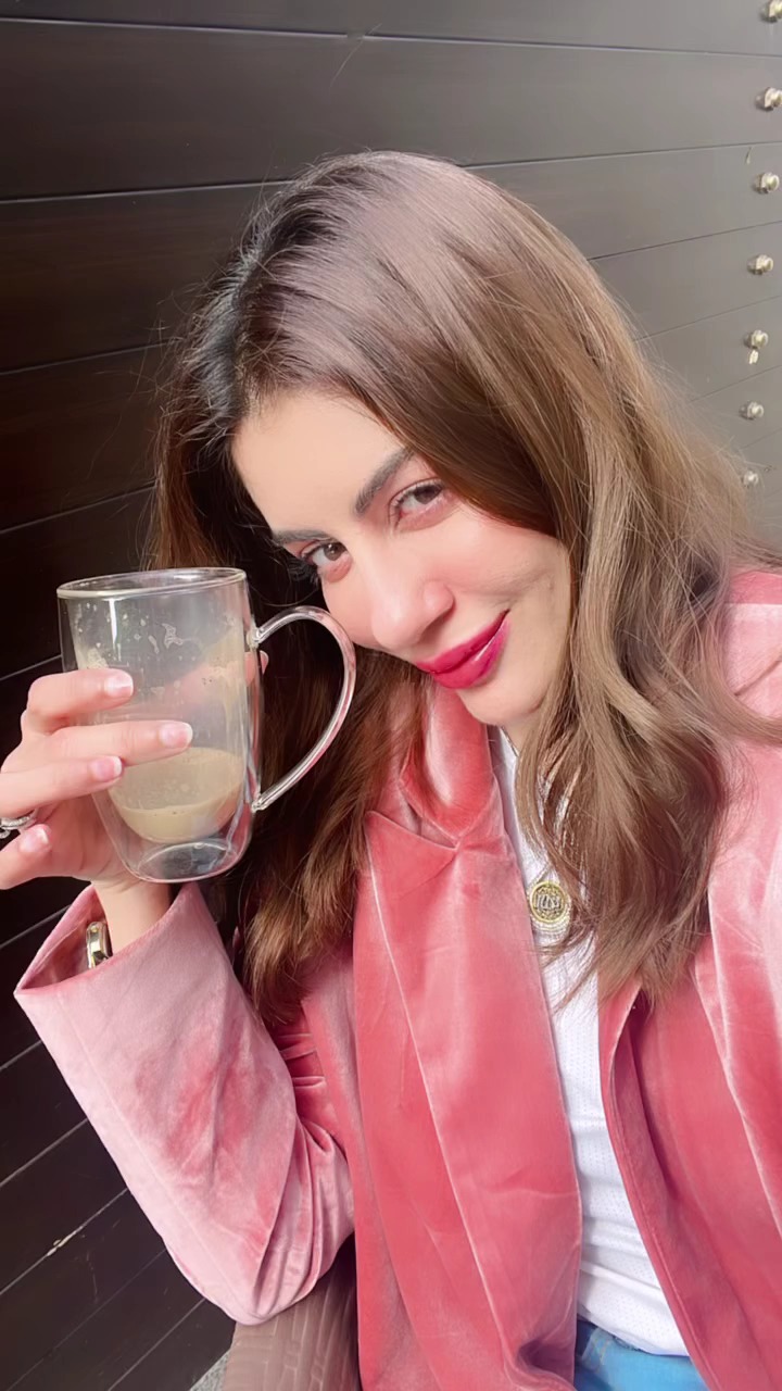 Saba Faisal's Beautiful Family Pictures From An Outing | Reviewit.pk