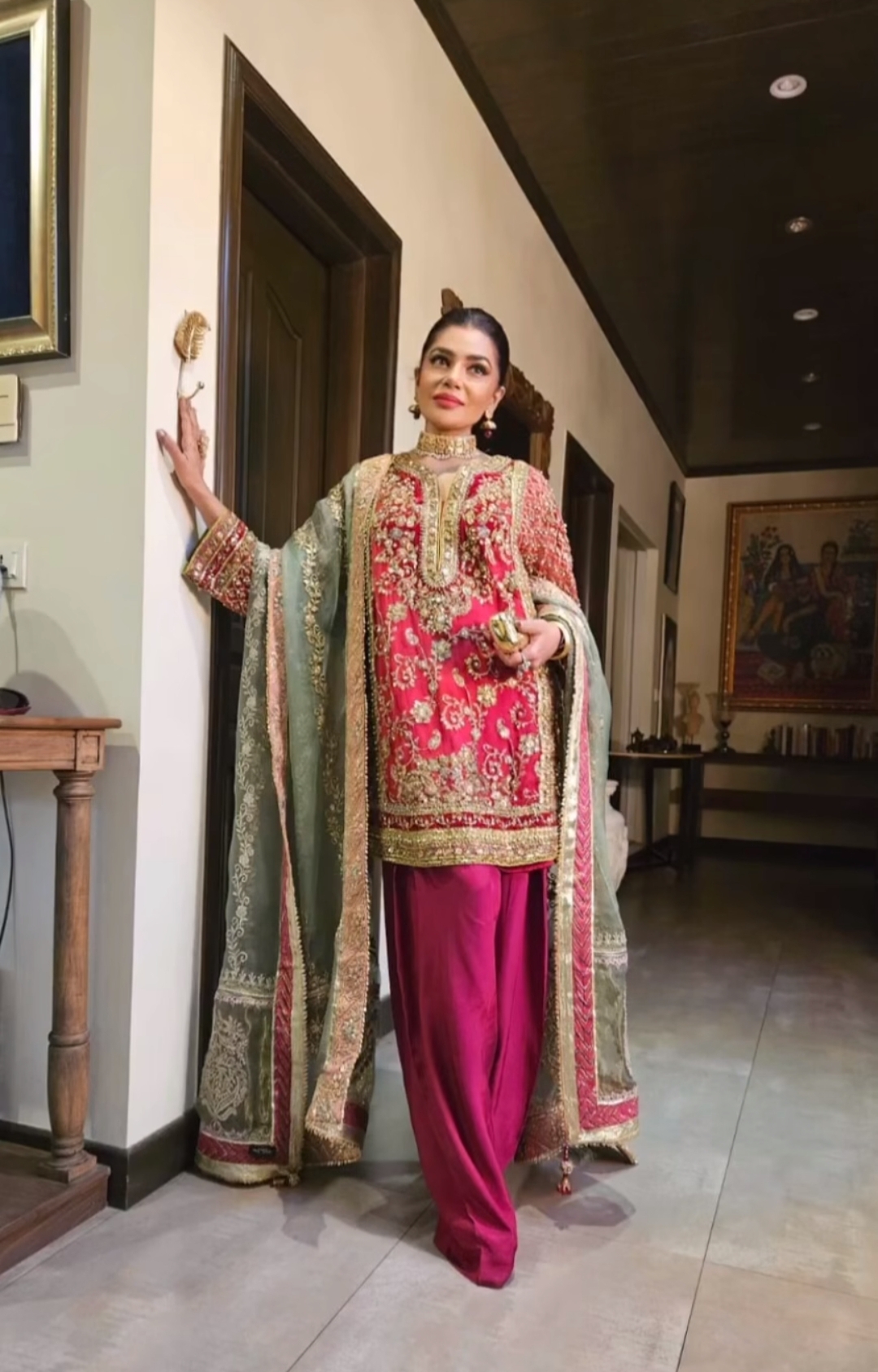 Iffat Omar's Dance In A Wedding Goes Viral | Reviewit.pk