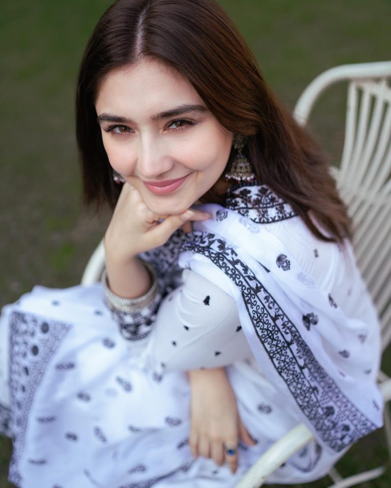 Durefishan Shares Glowy Makeup Products And Tutorial | Reviewit.pk