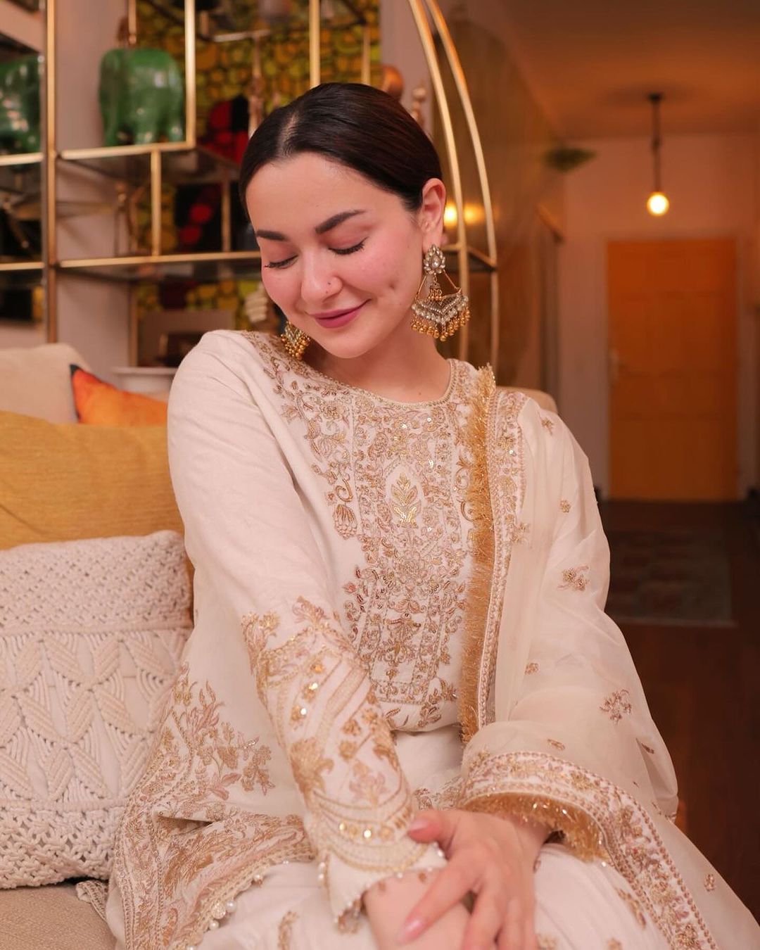 Hania Aamir Looks Like A Vision In Traditional Wear For A Wedding ...